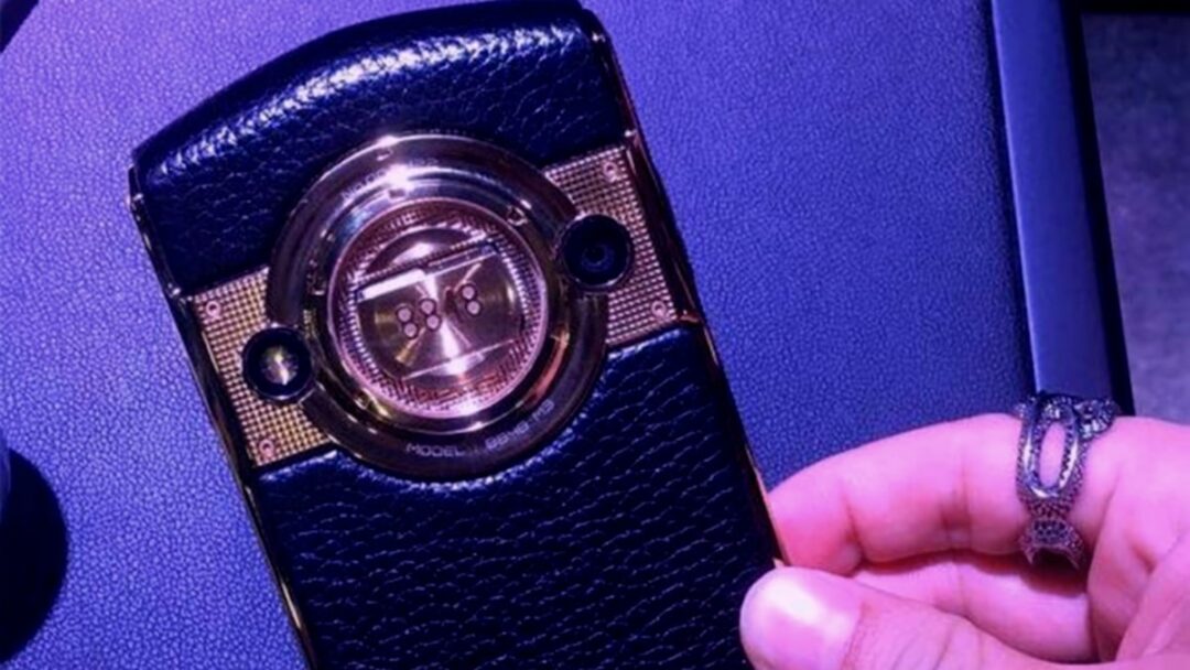 Mini Review: Aukey Ergonomic Wireless Mouse and Extra-Large Mouse Matt