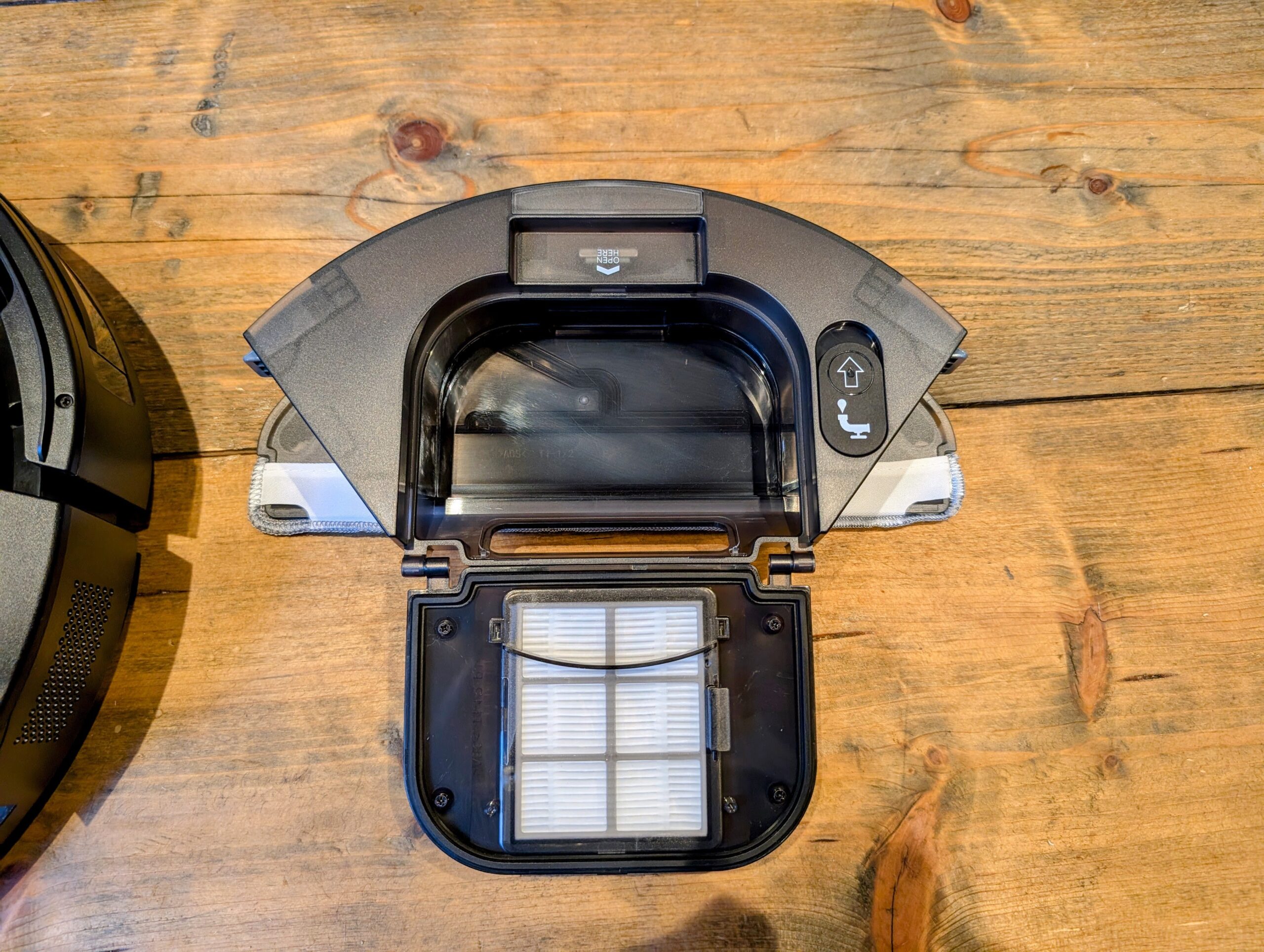 Hoover HG4 Hydro Pro Robot Vacuum Review: 2-In-1 Self-Empty Robot ...