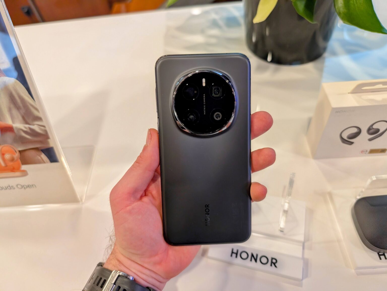 Honor Magic7 Pro Launches Across Europe with Advanced AI Features